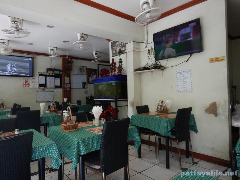 パタヤ発ゴルフツアーで有名、The Golden Ferret Golf Societyでブレックファースト - パタヤ千夜一夜